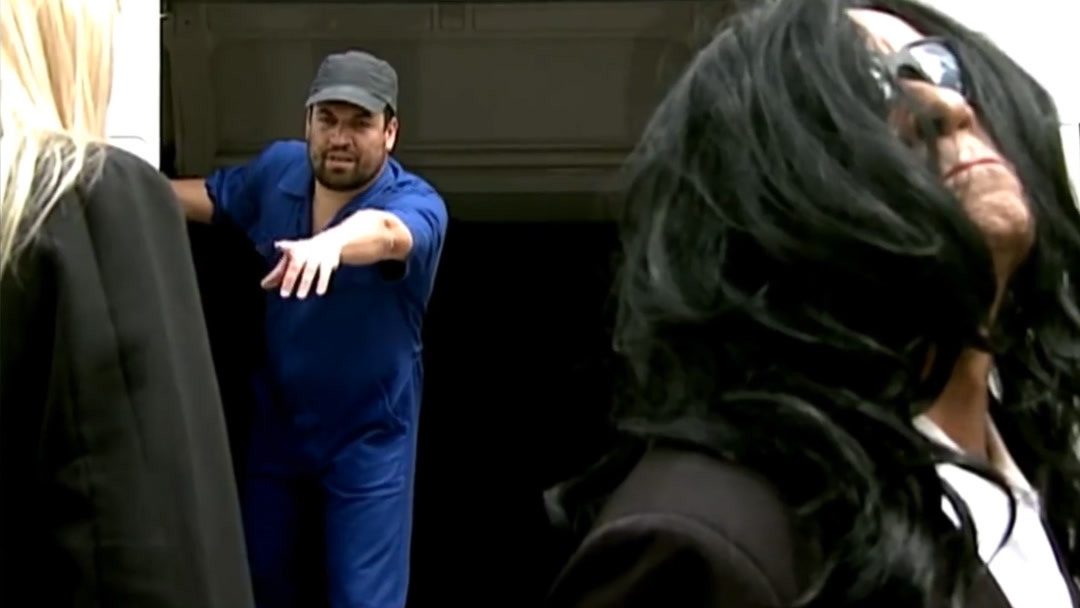 国外恶搞整蛊:老头扮成假人模特,搞笑整蛊帮忙的人