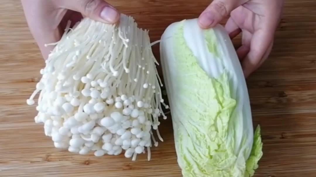 最近白菜金针菇的做法火了, 酸爽美味,开胃又下饭,上桌抢着吃