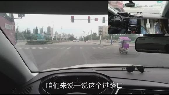 过红绿灯路口的驾驶操作