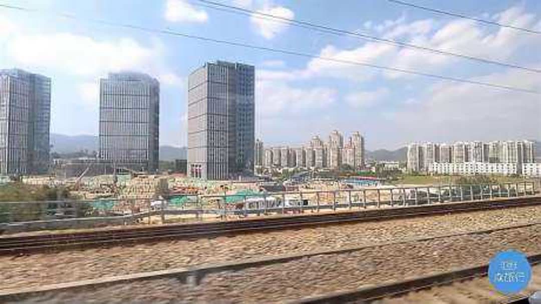 动车驶出厦门北站,看看郊区的建设,你觉得怎样?