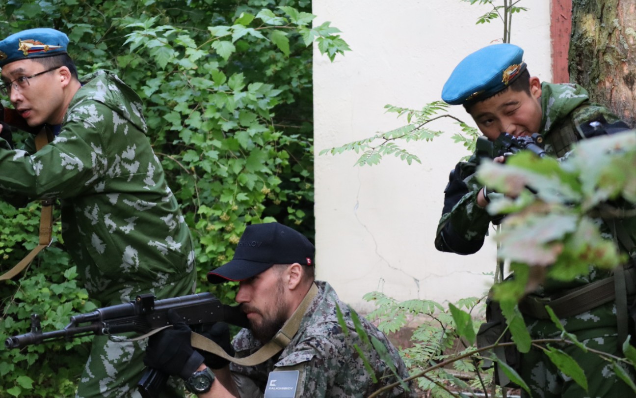 真人CS,家伙真,场景真,效果刚刚的。这次用了点小配合战术