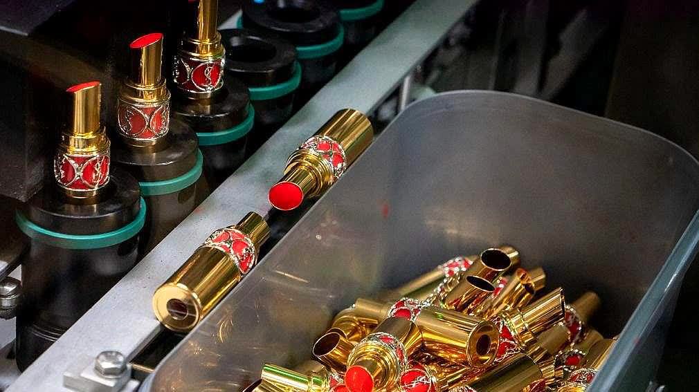 口红生产过程竟这么简单,卖这么贵是因秘方还是人工?不如自己做