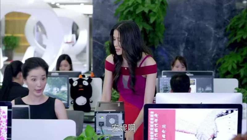 公司新车推不动,业务员说客户反映它是剩女座驾,美女懵了