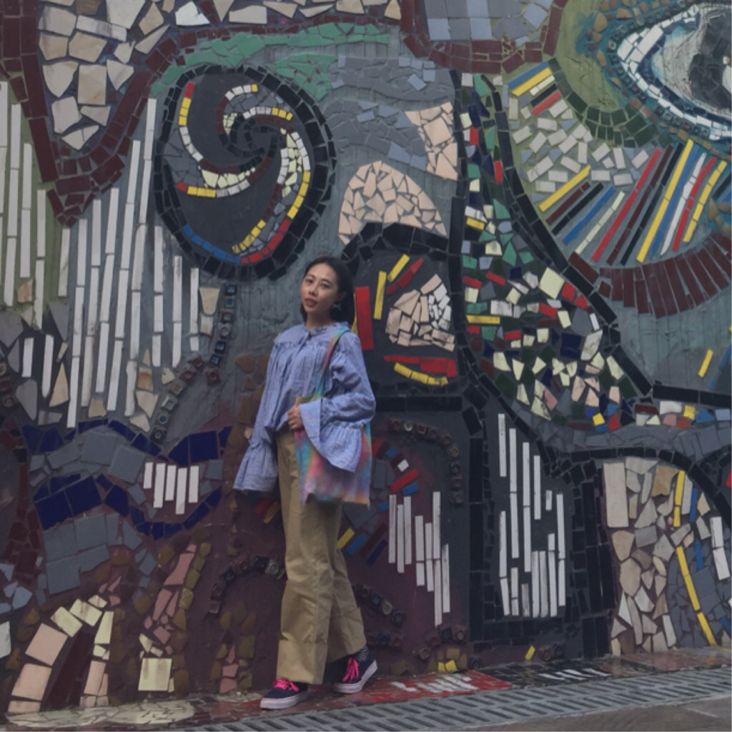 戴红花的雀斑少女 