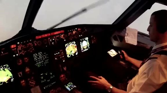 模拟飞行:实拍空客A321暴风雨盲降,飞行员一脸淡定!