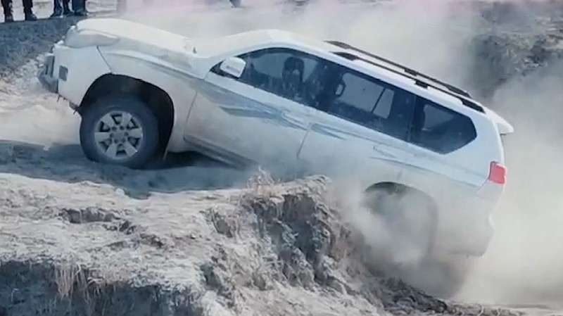 危险动作切勿模仿,这司机也是个猛人,不要怂干就完了