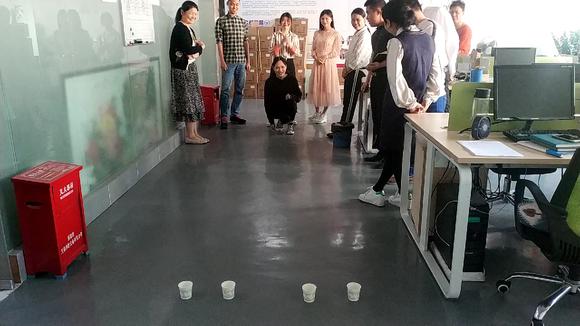 深圳工厂早会小游戏,一千个团建拓展活动之:趣味保龄球