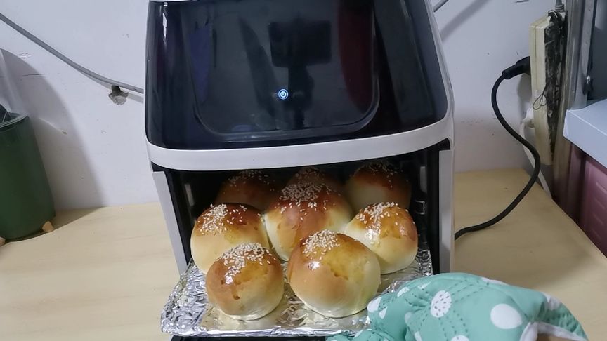 孩子想吃汉堡,空气炸锅烤不用揉摸的面包,10块钱做8个吃美了