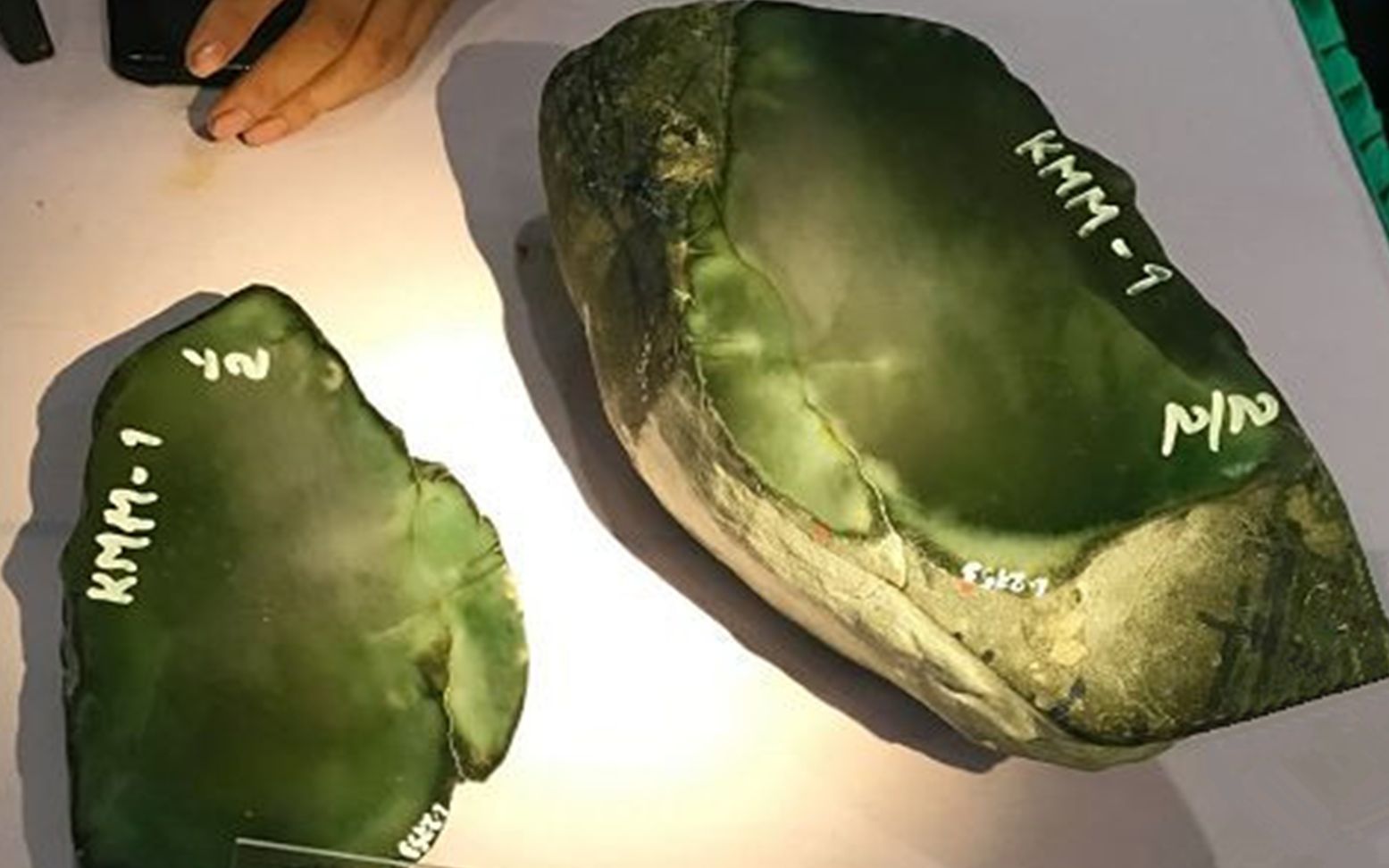 3000淘来的翡翠原石开出玻璃种,成品会不会有惊喜!