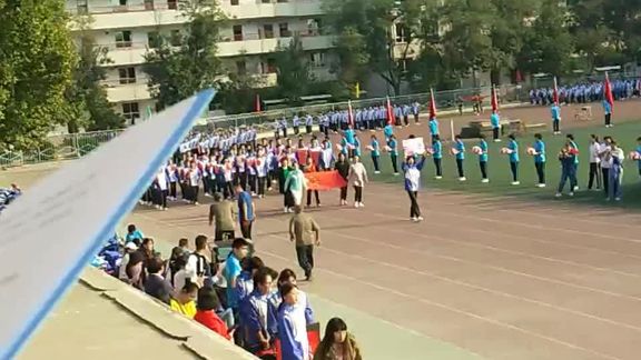 有幸参加高二一班的运动会入场式,持大国旗～祖国我爱你