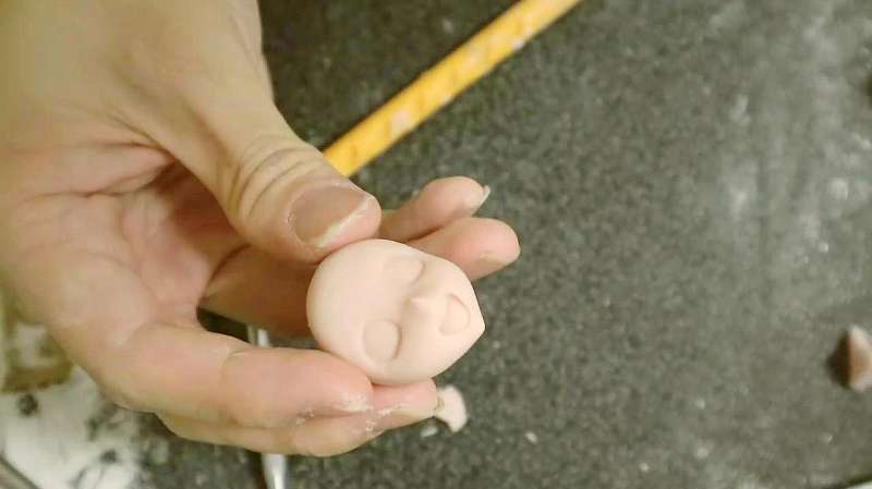 跟着高手学做一个手办人物的头部模型吧！很实用的手办制作视频