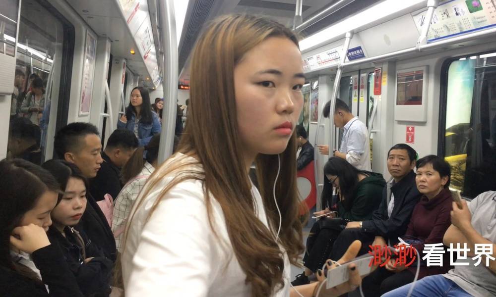 妹子到云南昆明旅游,实拍昆明地铁,同样天上跑为啥重庆叫轻轨?