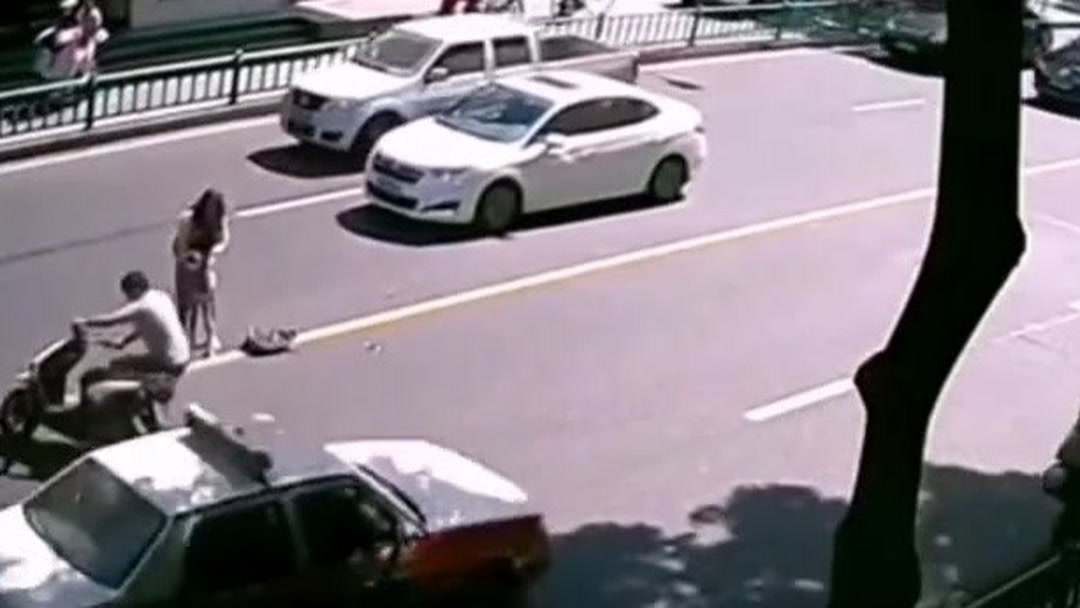 驾驶摩托车一定要注意安全,佩戴头盔那可是必须的。