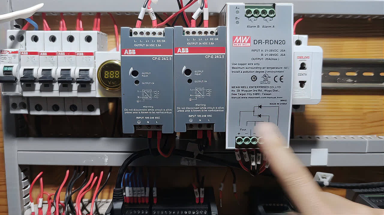 直流冗余模块的接线和上电工作模拟演示