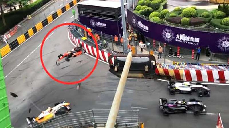 赛车飞起击穿护栏撞击摄影台 致5人受伤