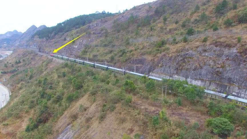航拍贵州大山里的火车缓缓经过,出远门你还坐绿皮车吗?