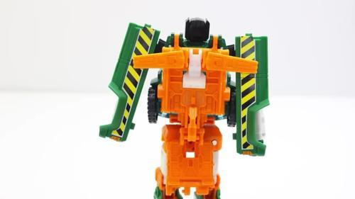 少儿动画:大黄蜂危在旦夕,多亏了变形汽车人及时解围