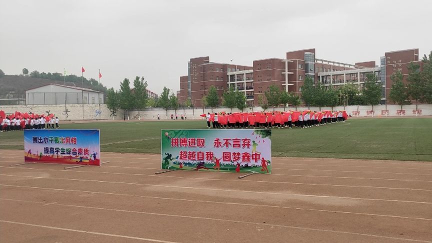 运动会开幕式,隔壁学校的孩子们都坐不住了