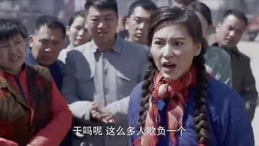 瘸腿小伙为生机上街乞讨,碰上恶霸乞丐抢钱,姑娘三两下就给赶了