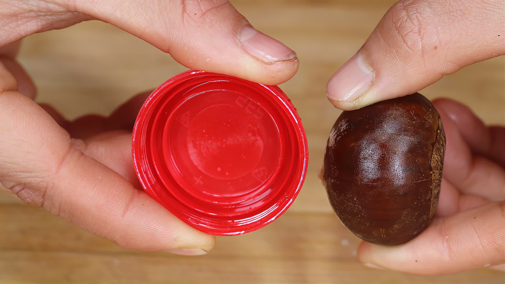 今天才知道,板栗开口不要用刀切了,找1个瓶盖,一秒一个,真棒