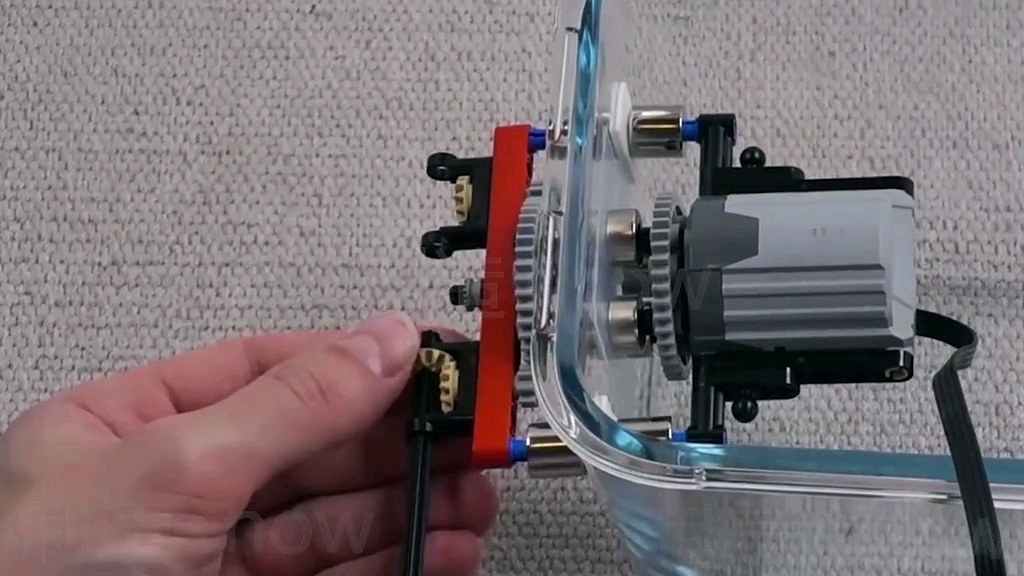 外国小伙利用乐高积木制作潜艇模型,看的我是一愣一愣的