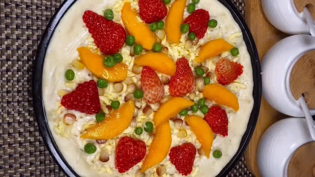 在家自制水果披萨,比蒸面包还简单,奶香味中夹杂着水果味