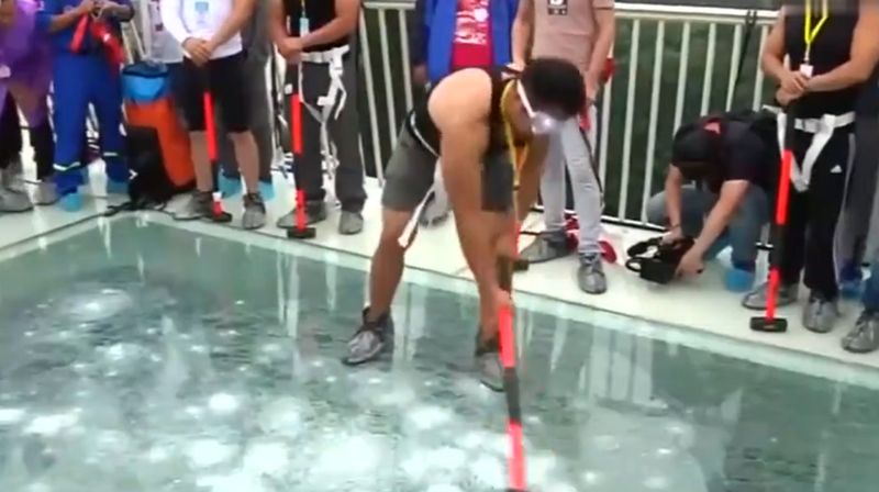 老外质疑张家界玻璃栈道质量 几锤抡下去,瞬间打脸!