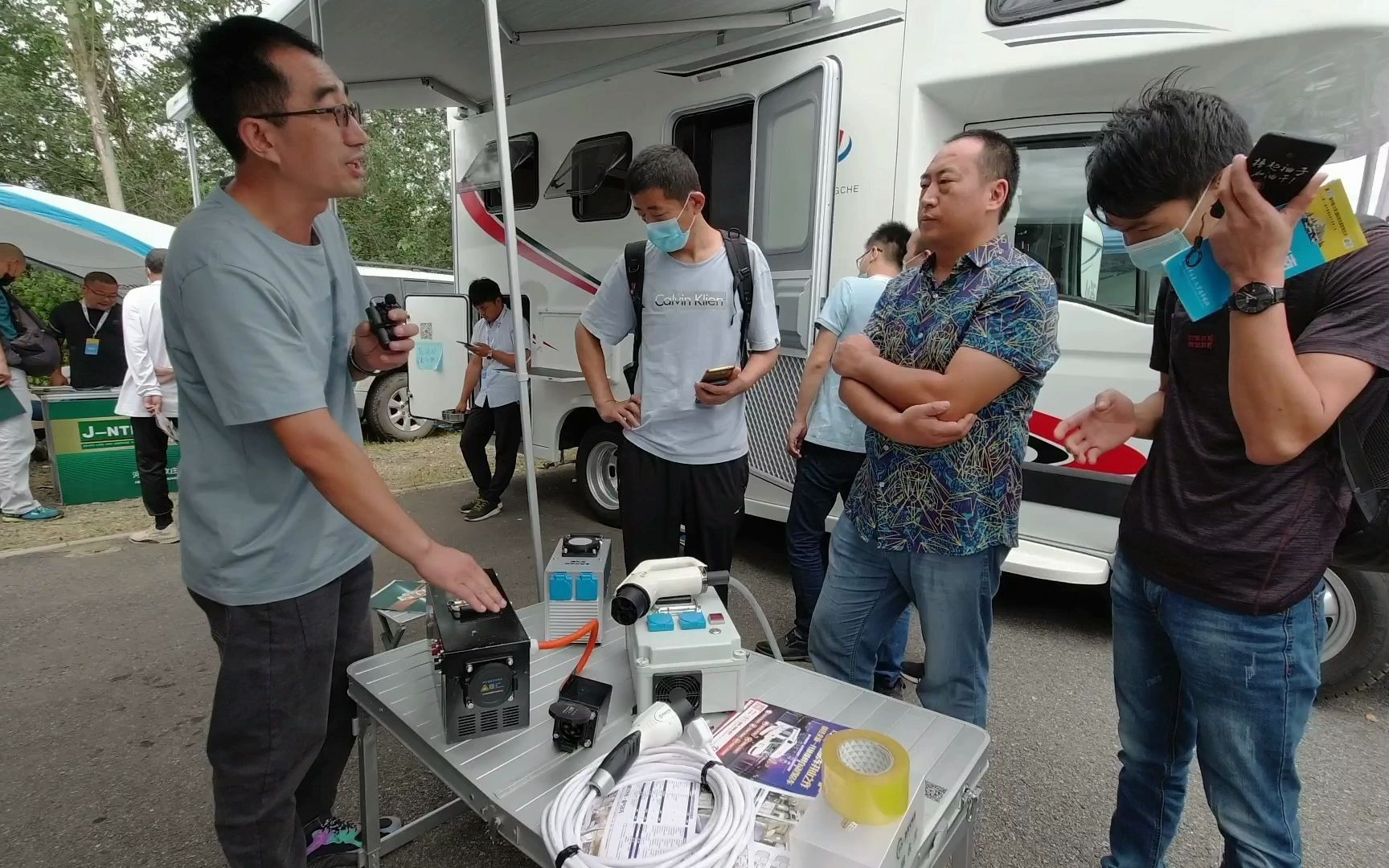 房车上用的三个设备你见过吗?充电桩到处都是,带上转换器不缺电