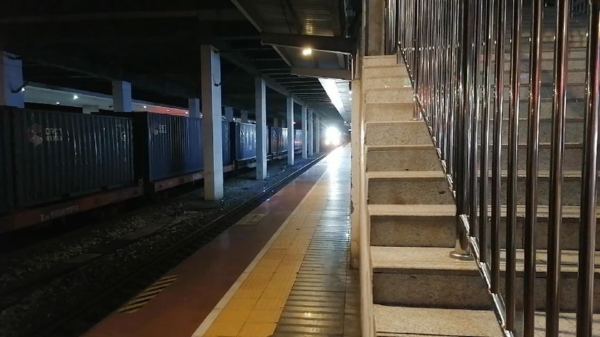 近距离拍摄因暴雨晚点的北京西-重庆西Z95次王牌,达州站进站