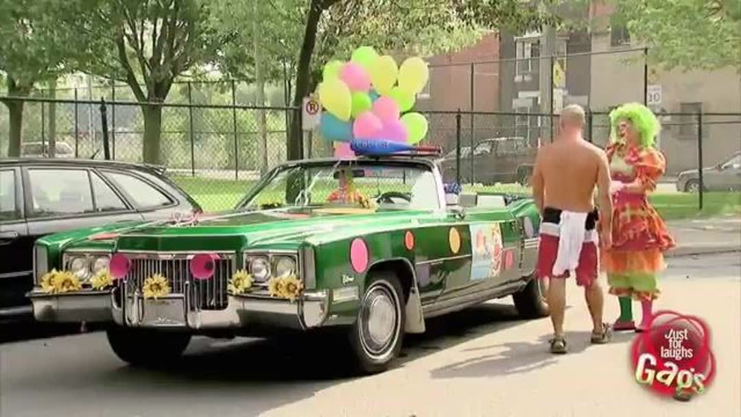 警察给富二代开罚单,被揍!外国搞笑恶作剧!