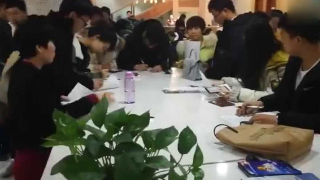 各地情侣情人节扎堆登记结婚 民政局婚姻登记处被挤爆