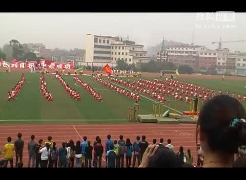 【拍客】学校运动会开幕式千人表演堪比奥运