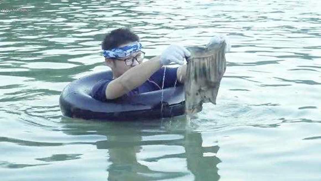 用手和脚的配合到游泳的地方打捞,看看小伙都捞上来些什么