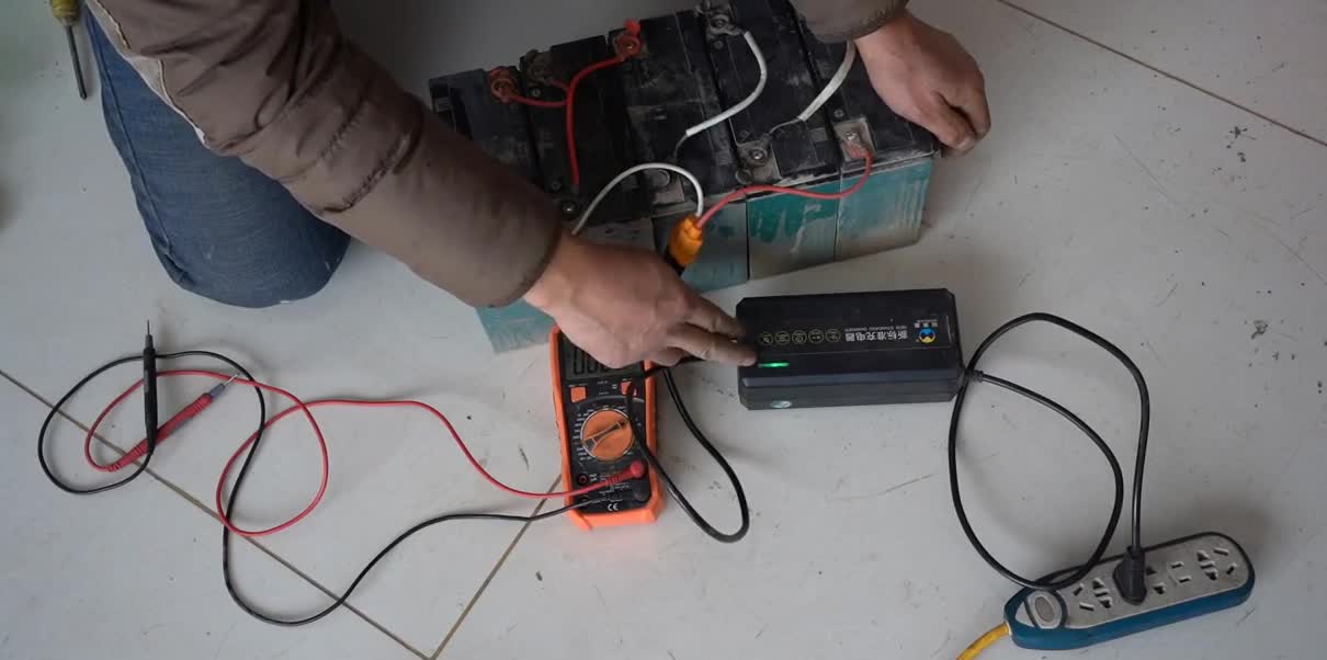 电动车电池饿死不要急着换!最简单的激活方法来了,看一遍就会