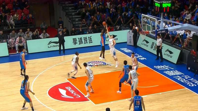 四川队 汤普森翻身跳投 动作观赏性极强