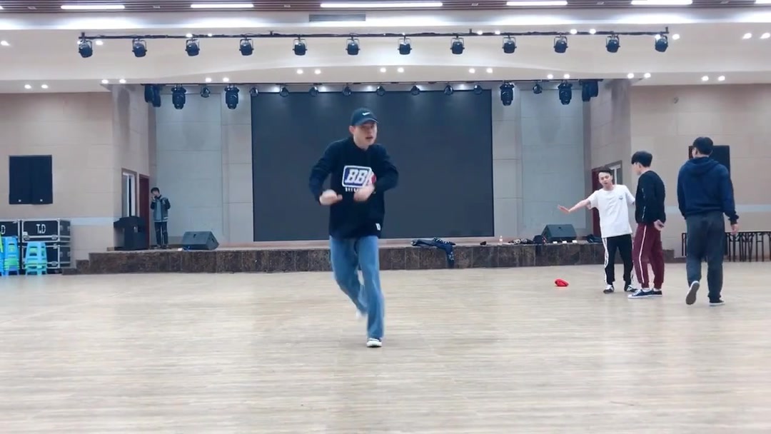 ...爱》你们要的完整版来啦,简单易学,这两天就发分解视频#hiphop #街舞