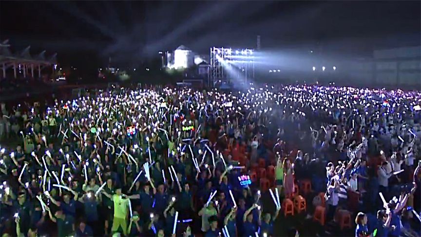大学毕业晚会,现场高唱《海阔天空》说《再见》,场面沸腾