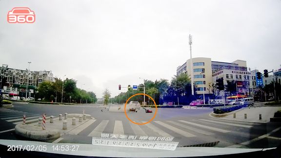过十字路口发生车祸被撞,这个事故让他后悔一生