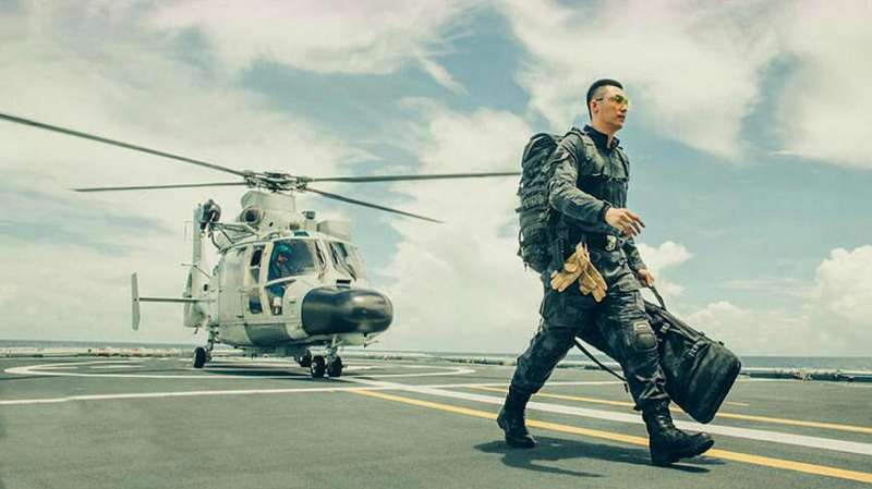 电影《红海行动》解说,为救海外公民,8人深入敌营!