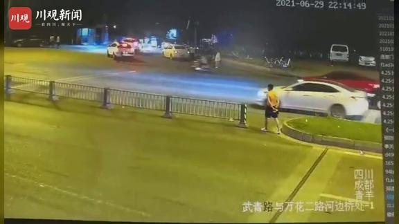 因嫌隔离护栏挡路就拆了....成都交警曝光三起破坏交通安全设施案例