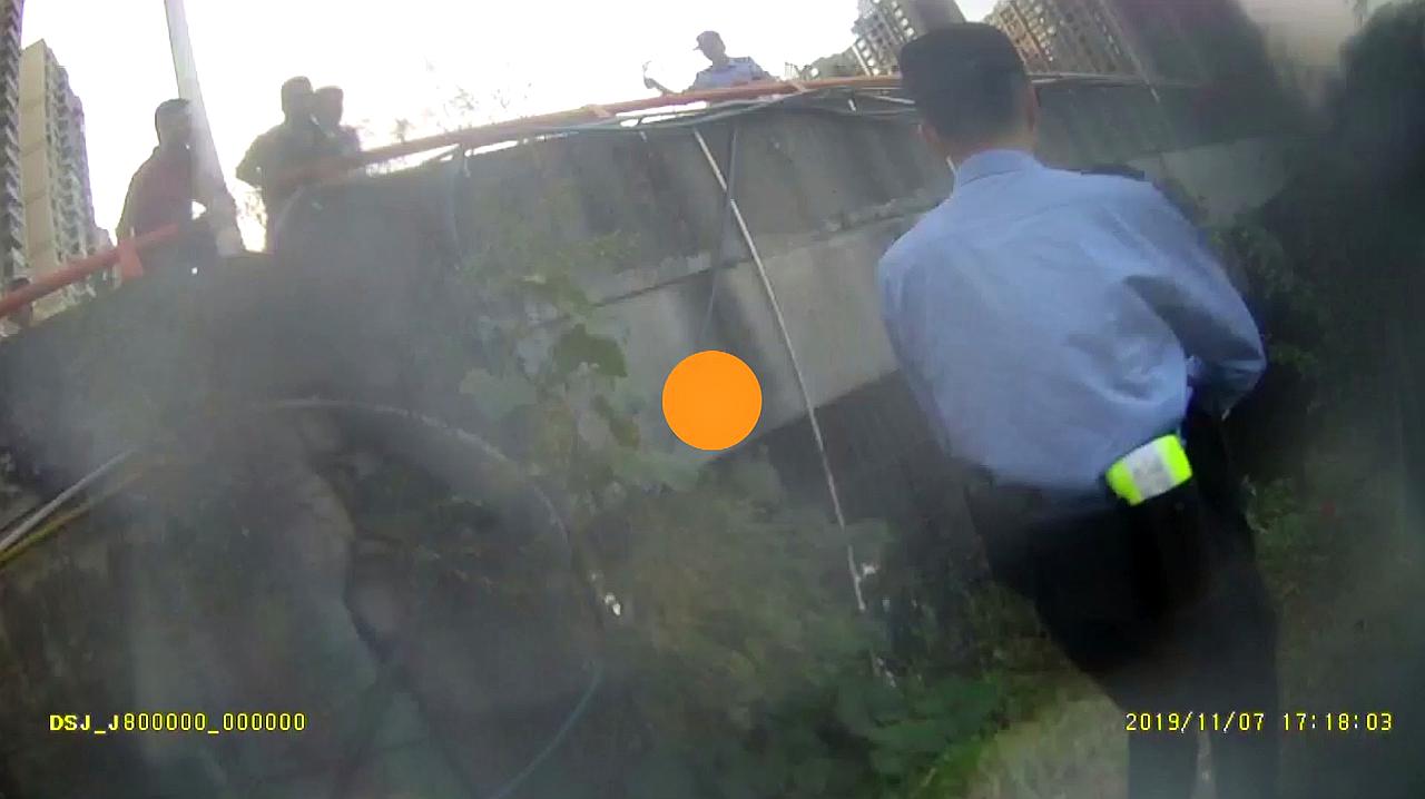 民警踏进臭水沟中解救69岁坠桥老人 10天前刚刚跳河救了落水女子
