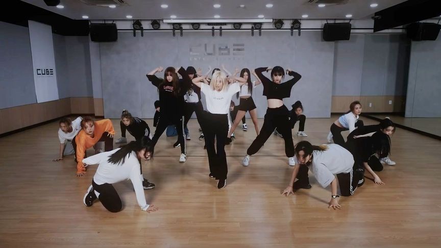 Gidle组合《LION》练习室舞蹈公开,力度队形真让人很爽啊