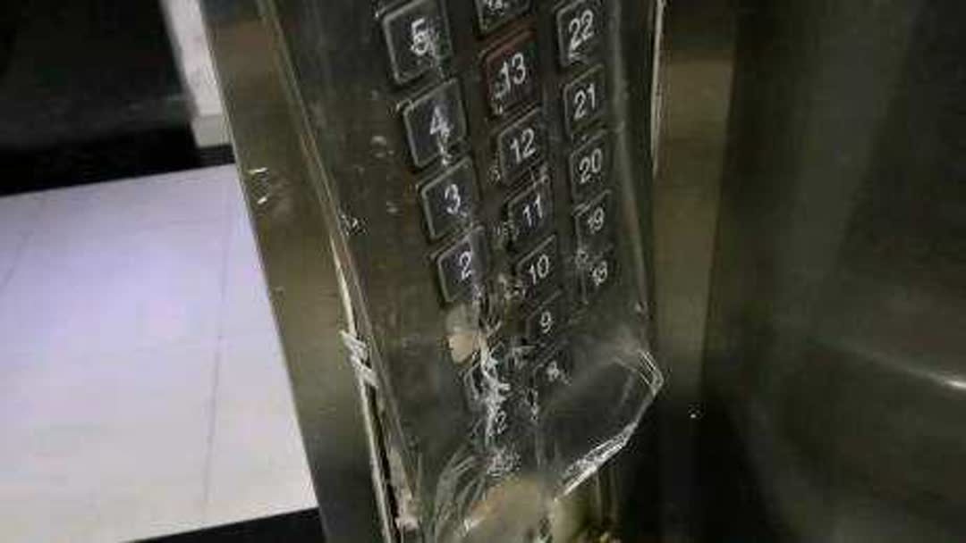 小区电梯按钮出现问题,看看怎么回事