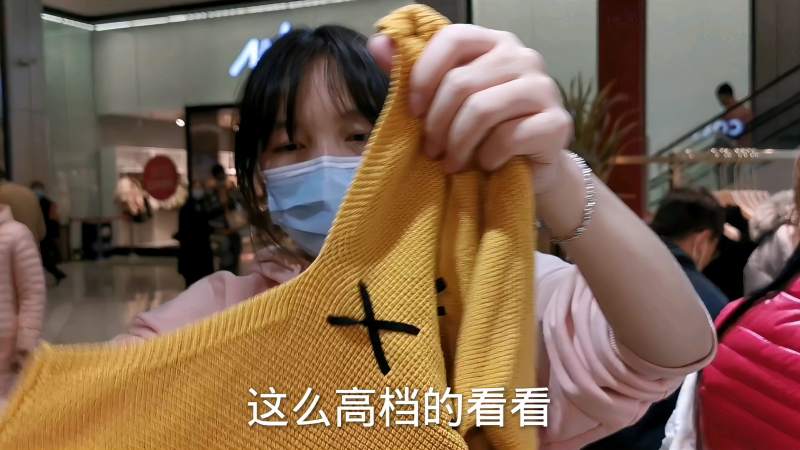 深漂富士康打工妹偶遇商场品牌衣服一折特卖,人们疯狂抢购