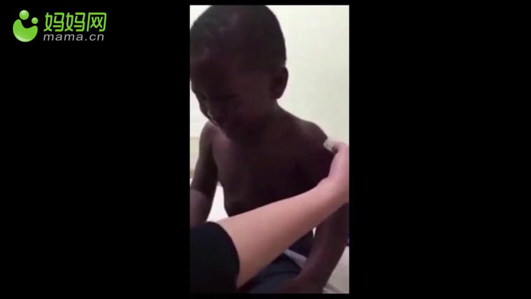 看孩子打针内裤都要笑掉了!2岁萌娃打针爆红