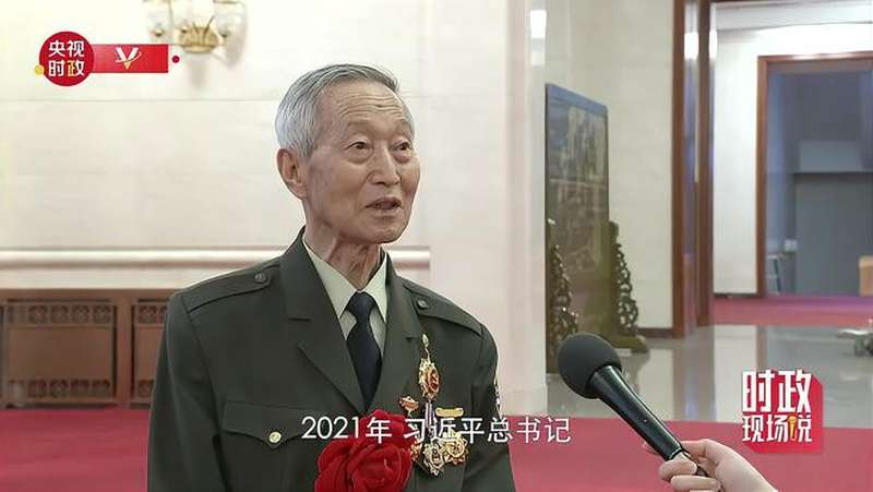 ...习近平会见全国公安系统 英雄模范立功集体表彰大会代表 88岁的崔...
