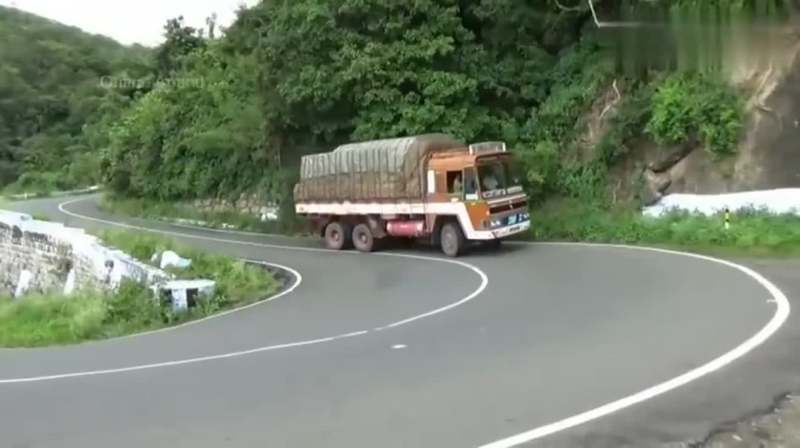 行车记录仪:印度大爷真大胆,这角度还敢倒车,佩服这技术与胆量