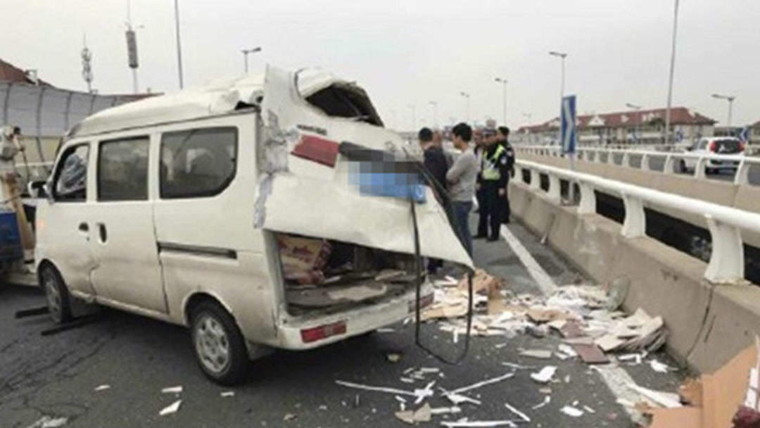 京沪高速一面包车超载爆胎发生侧翻事故导致18人死伤