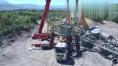 快看!这辆重型卡车上,装了一个大物件儿!