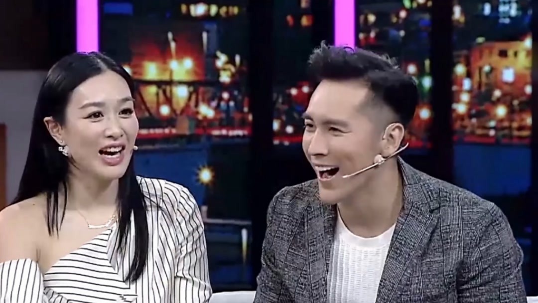 张伦硕求婚视频曝光,单膝跪地表白钟丽缇,俩人甜蜜拥吻|静距离